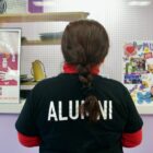 Una mujer que viste una camisa negra está de espaldas a la cámara.